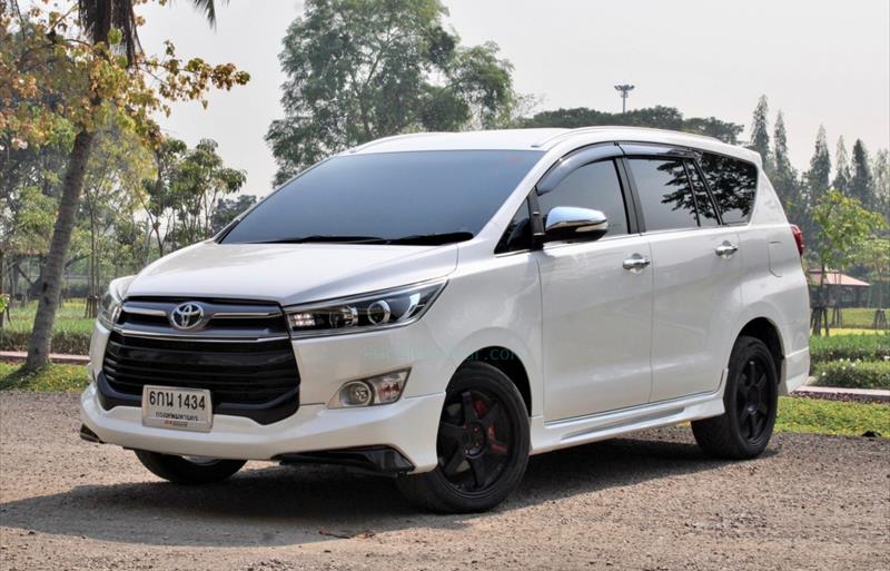 รถตู้มือสอง TOYOTA INNOVA 2.8 Crysta V รถปี2017
